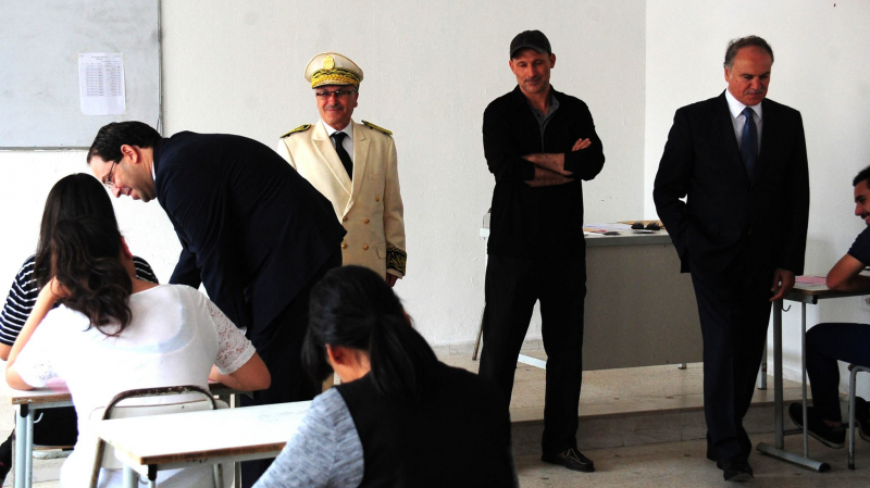 Hammam-Lif: Chahed inspecte le déroulement des examens du bac | Mosaique FM