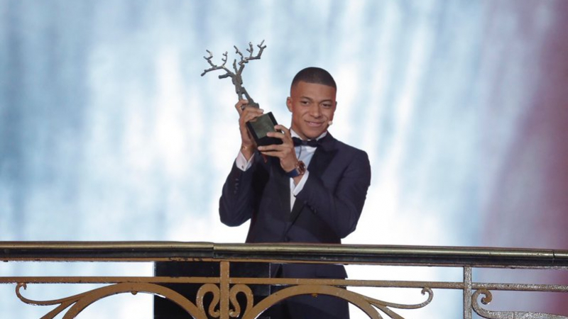 Mbappé reçoit le nouveau trophée Kopa du meilleur jeune en 2018 ... Mbappé reçoit le nouveau trophée Kopa du meilleur jeune en 2018 ...