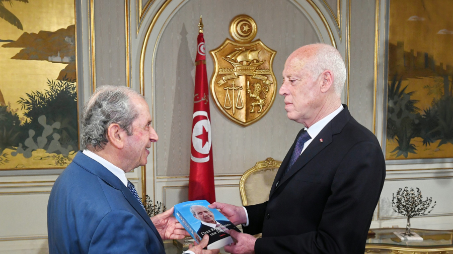 Mohamed Ennaceur offre son nouveau livre à Kais Saied | Mosaique FM Mohamed Ennaceur offre son nouveau livre à Kais Saied | Mosaique FM