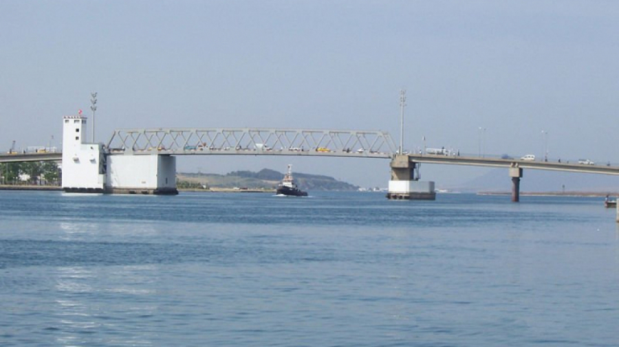 A la demande de la Marine ... Ouverture spéciale du pont de Bizerte ...