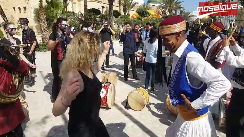 Carnaval Yasmine Hammamet: les touristes vibrent au son du "Stambeli"